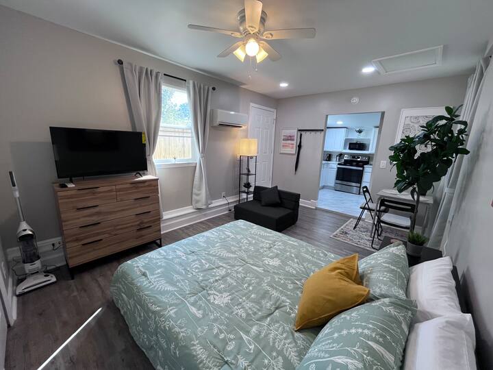 Quiet Studio With Full Kitchen - 30-day Min Stay - Jacksonville, FL