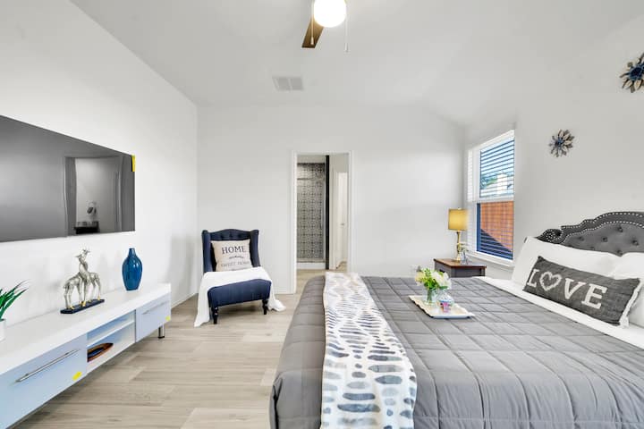 Newly Built 3-bed Modern Haven | Close To Airport - Houston, TX