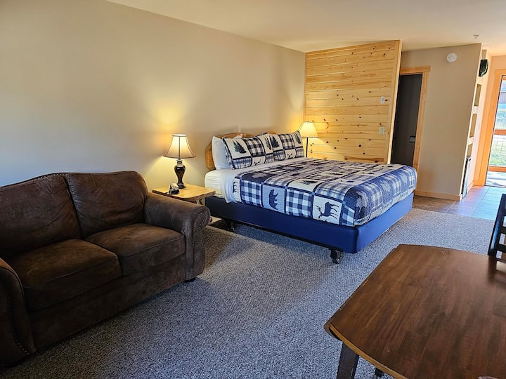 King Suite River Front W/qn Sofa - Winthrop, WA