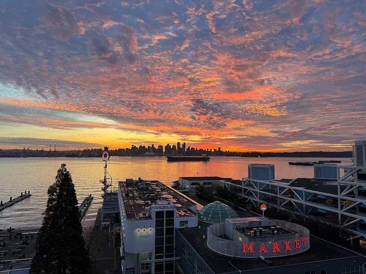 Luxury Waterfront Condo | Lonsdale Quay - North Vancouver