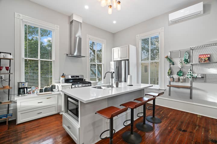 Historic Spacious Beach Home|3 King Beds|packnplay - Galveston, TX