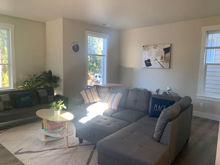 Spacious Master Bedroom & Bath - Shoreline, WA