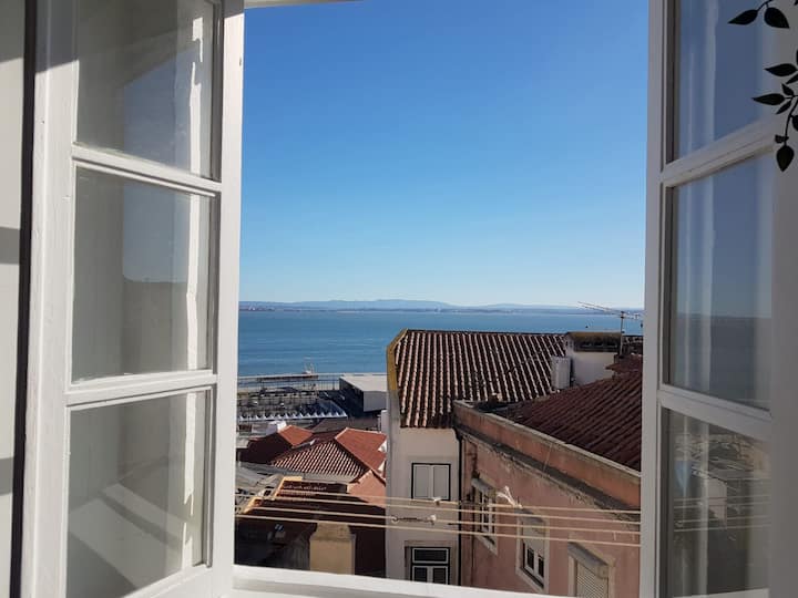 Amazing River View - Alfama's Cozy Gem - Lisboa