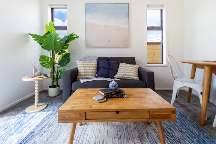 Modern, Convenient, Central:  1 Bedroom Loft - Christchurch