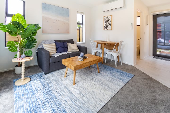 Modern, Convenient, Central: 1 Bedroom Loft - Christchurch