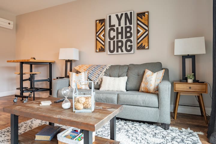 *Stylish 1br Getaway W/ King Bed + Patio + Wi-fi - Lynchburg, VA