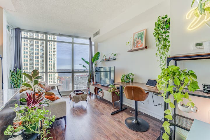 Banana Jungle Condo With Stunning Views - Toronto