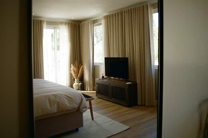 House Persea: Chic Urban Studio With Mountain View - Claremont