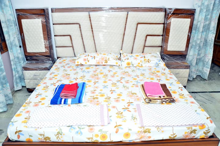 Central 4 Double Br House For 8 Prs. N/model Town - Jalandhar
