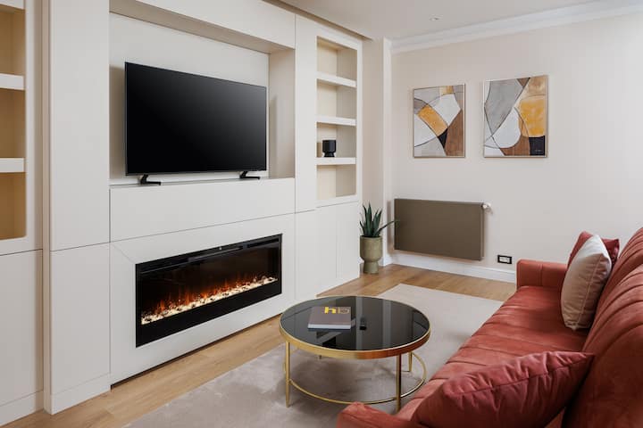 Skylark | Montreal Suite With Fireplace & View - Brasov