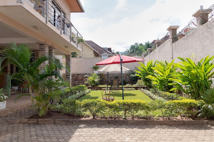 Cozy Red Room In Luxurious House - Bujumbura