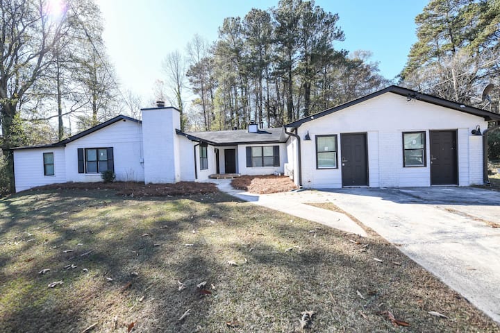 Luxury Home 15 Mins Downtown & Airport 4 Beds - Riverdale, GA