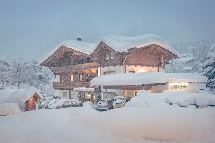 Gästehaus Brückenhof, Doppelzimmer - Mayrhofen