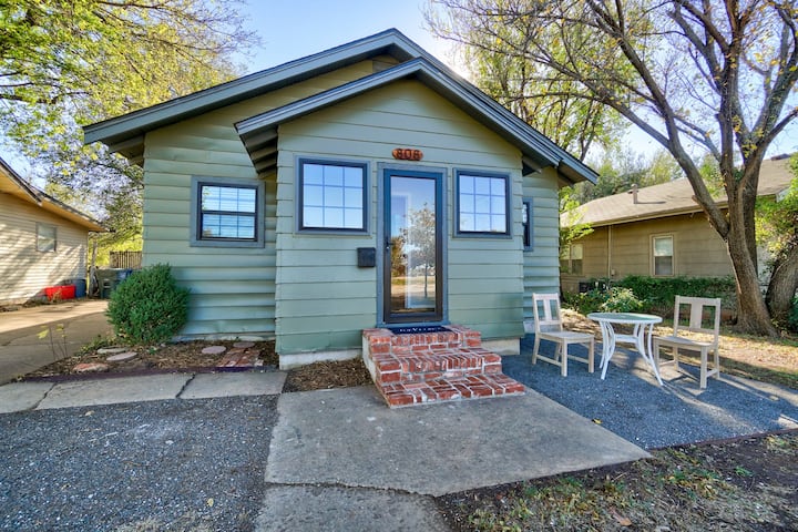 Cute, Cozy Cabin In The City! - Edmond, OK