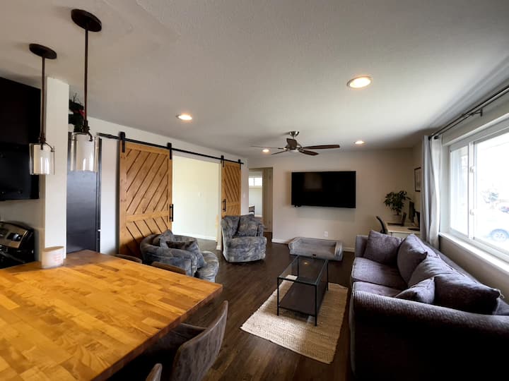 Modern 4br Pet Friendly Retreat - Arvada, CO
