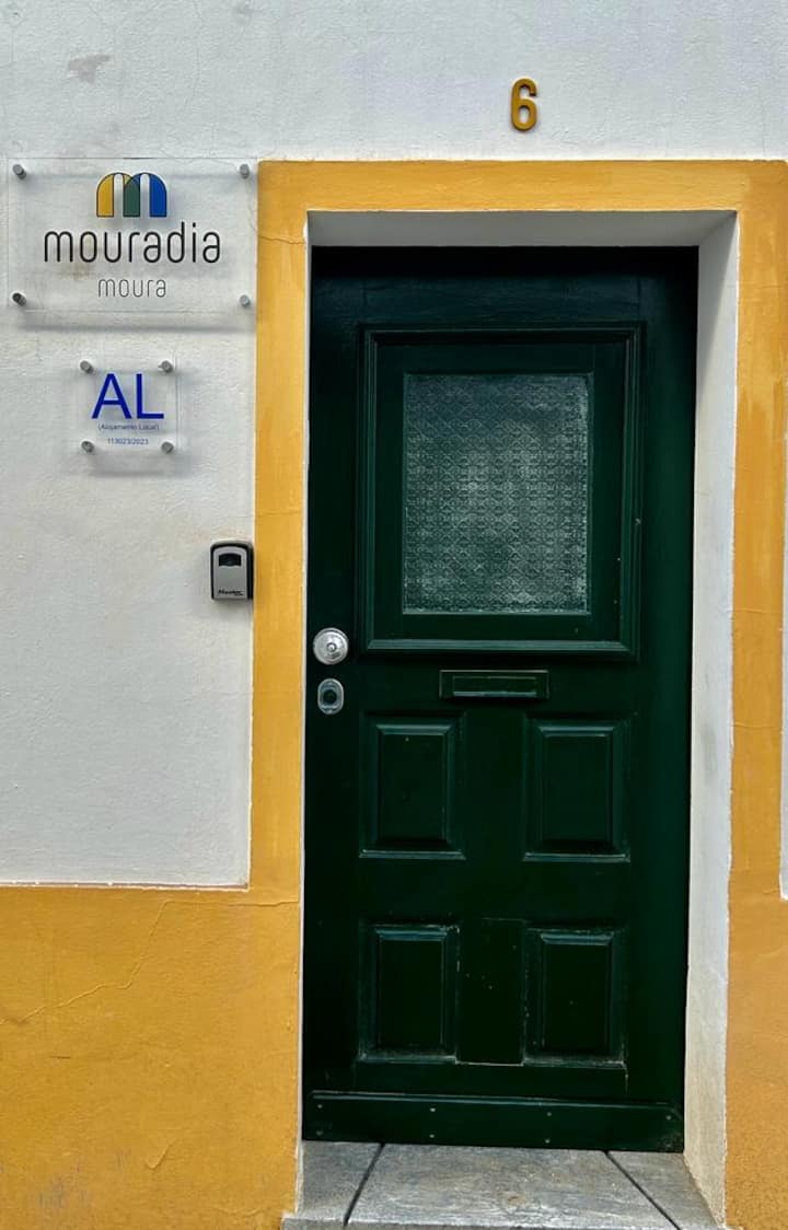 Mouradia Moura - Moura