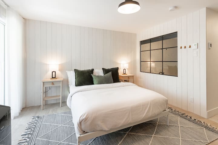 Modern Luxury Tremblant Loft + Pool & Spa Access - モントランブラン