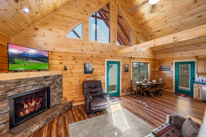 Accessible Cabin In Resort, Pool, Views, Theater - Sevierville, TN