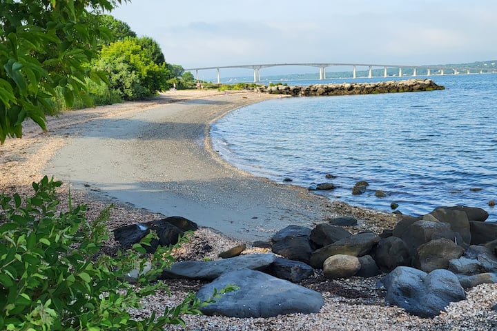 Jamestown's  Cozy Cottage - 紐波特