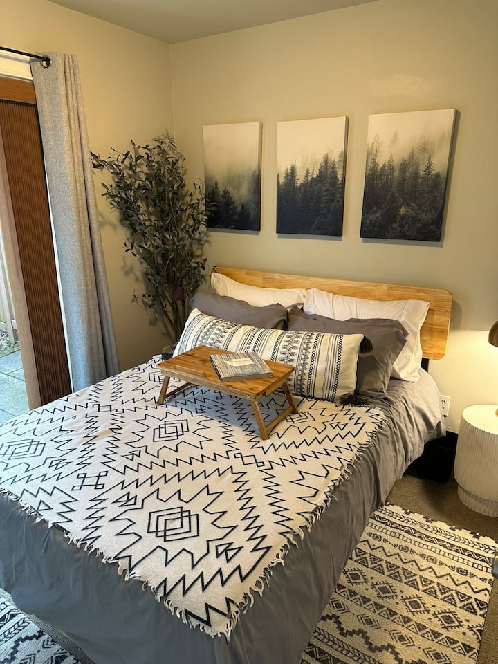 Inviting Room In Judkins Park - Central District - Seattle, WA