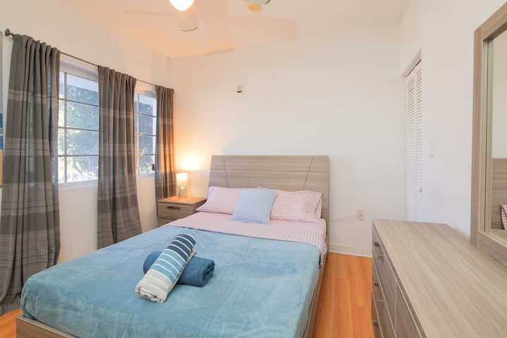2 Steps From The Beach & Convention Center - Miami Beach
