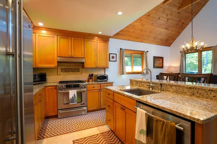 4br Stratton Ski Retreat, Renovated & Stocked! - Jamaica, VT