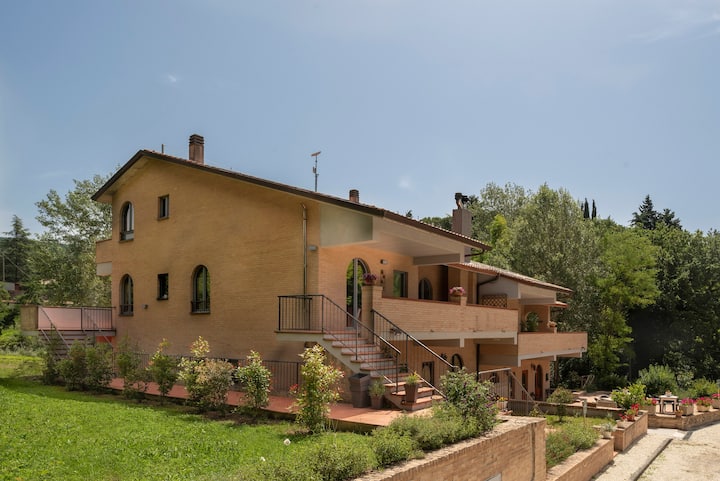 Big House Sourrounded By Greenery - Assisi