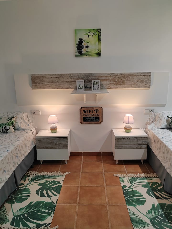 Private Twin Room With Balcony And Shared Bathroom - Maiorca, Spagna