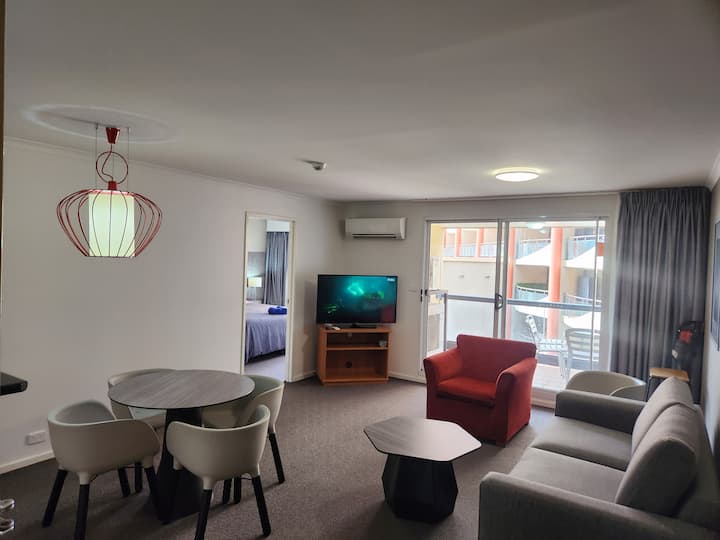 City. 1br. Free Parking, Wi-fi, Gym, Sauna, Pool. - Canberra