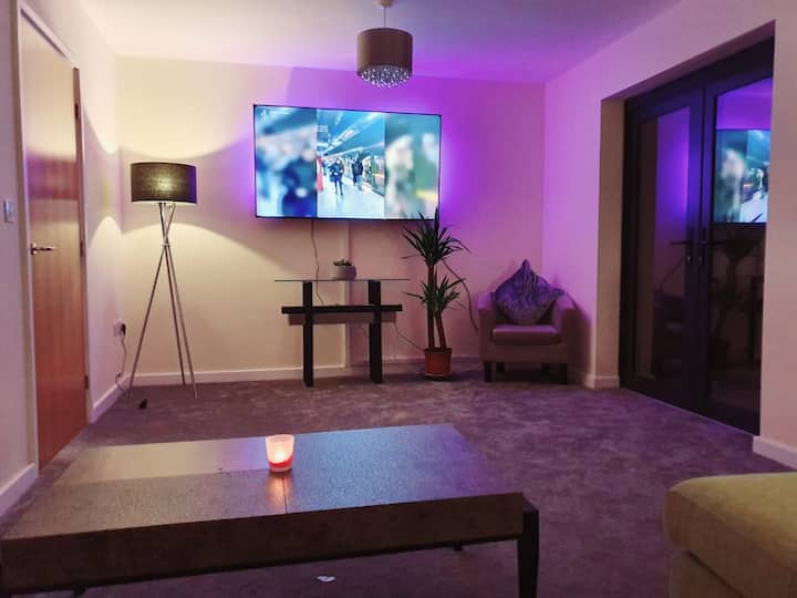 3 Bedroom Home With Parking. - Jersey