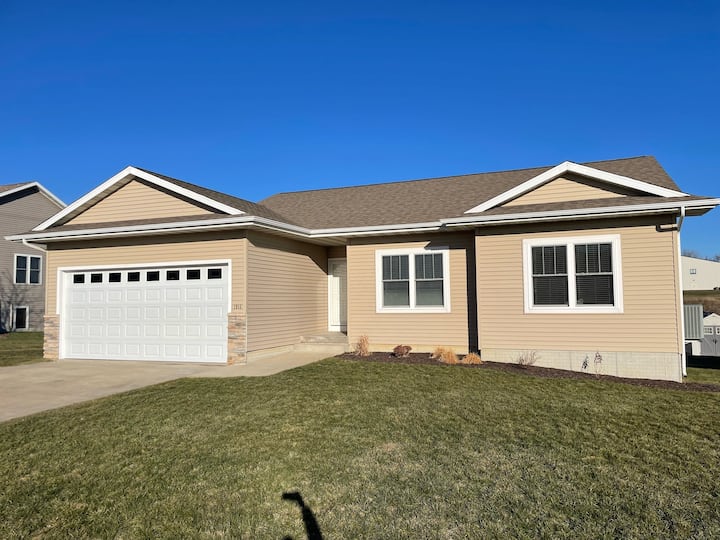 Modern Style Large Family Home. - Waterloo, IA