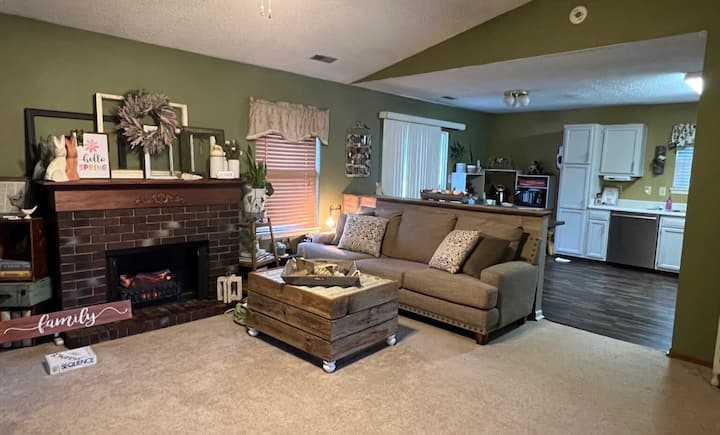 Room Available 3 Miles From Downtown - Room #1 - Columbus, IN