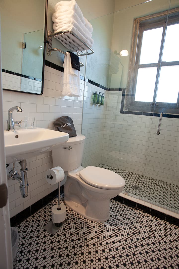 Greyhound Inn Classic Double Suite - Tyler, TX