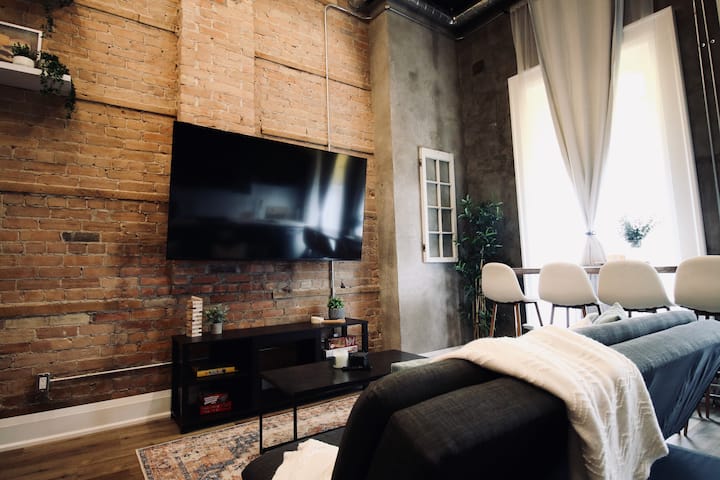 Spacious Downtown Loft - Barrie