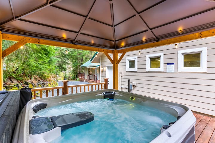 Private Cabin W/hot Tub 5 Miles To Mt Rainier - Ashford, WA