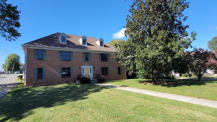 Apt 2 - Furnished 2 Bdrm Ground Floor Apartment - Lake Morris, KY