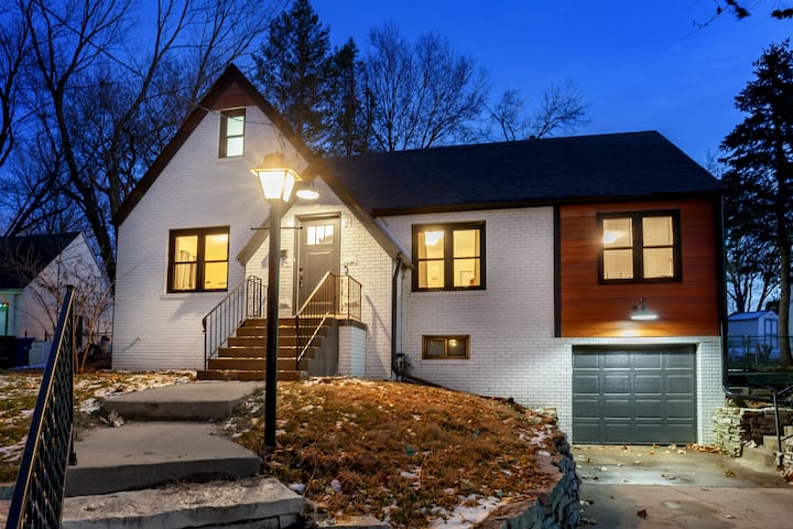 Enchanting 5br Retreat: Games & Fireside Fun! - Des Moines, IA