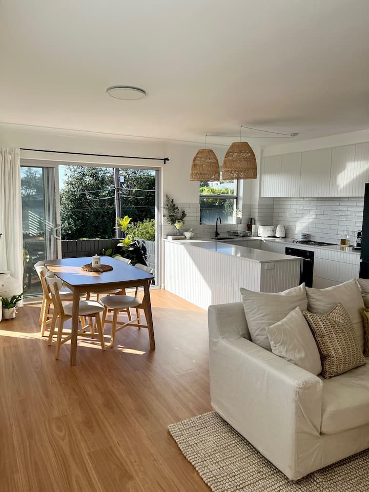 Light-filled Modern Apartment - Manly