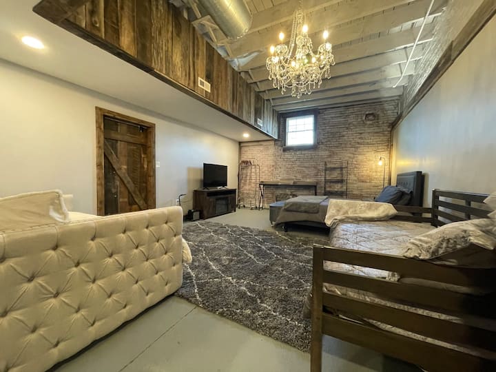 Stay At The World Famous Holla Holler In Downtown - 歐文