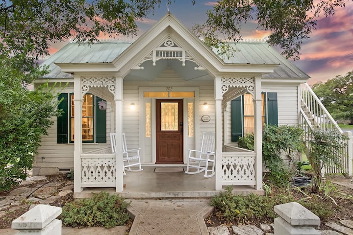 Storybook 2 Bedroom•1 Block To Main Street Sights! - Fredericksburg, TX