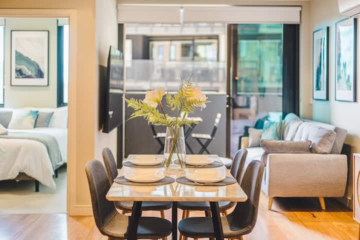 Affordable 2 Bed With Pool & Gym - Melbourne