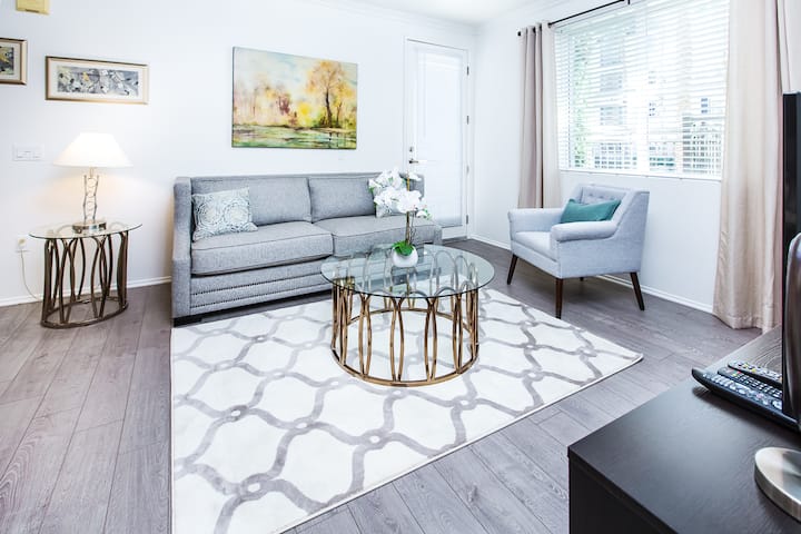 Elegant 2br Suite On Scholarship Irvine E#19 - Newport Beach, CA