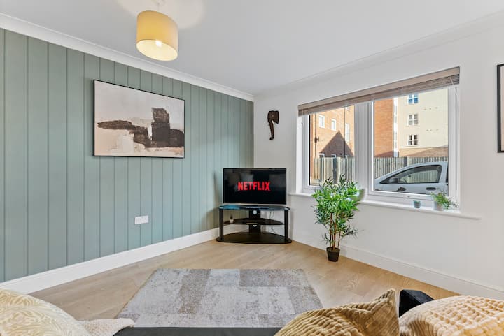 Modern 2 Bed Flat In Warwick - Parking - Warwick