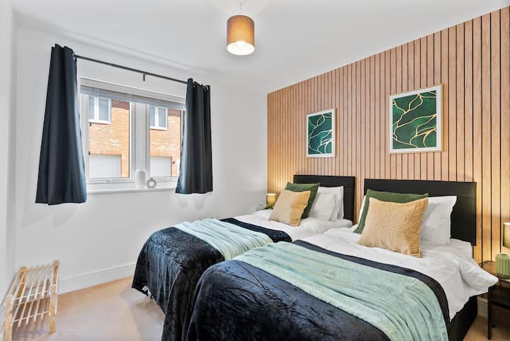 Beautiful 2 Bed Apartment In Warwick - Parking - Royal Leamington Spa