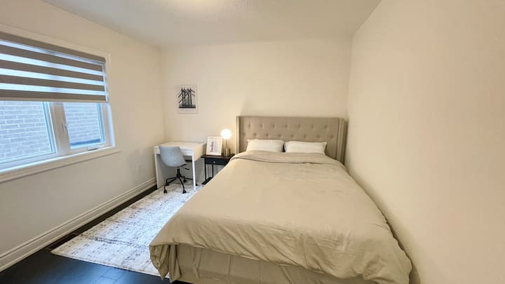 A Private Room + Bathroom (2nd) - Bradford, ON, Canada
