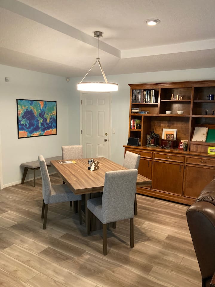 Spacious Retro 2br/2.5ba In Quiet Neighborhood - Beaumont, TX