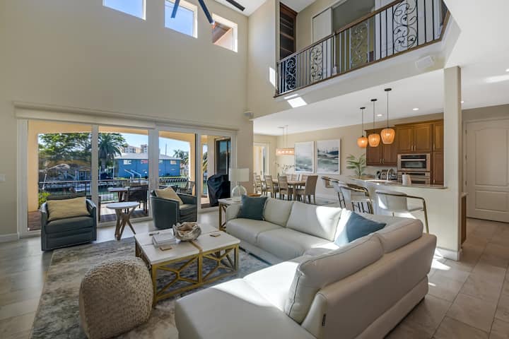 Luxe Waterfront Home, Near Beach - Madeira Beach, FL