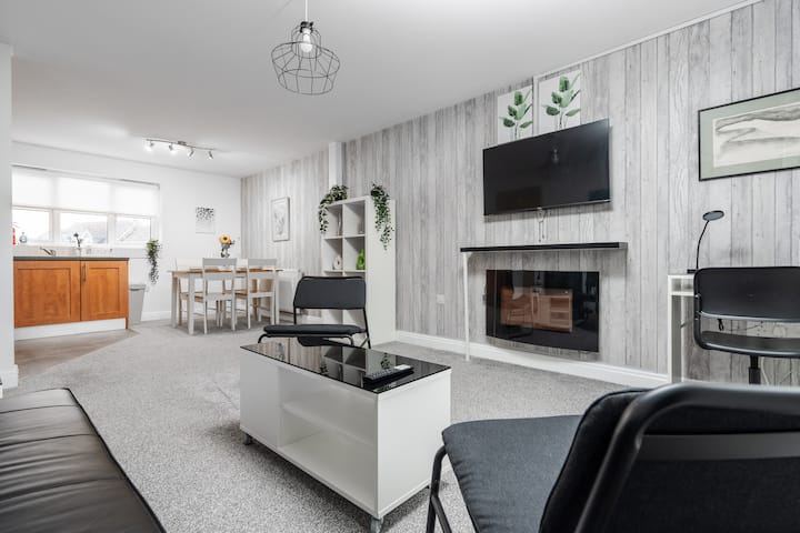 Bright 2br Home | Workspace | Parking | Long Stay - Liverpool