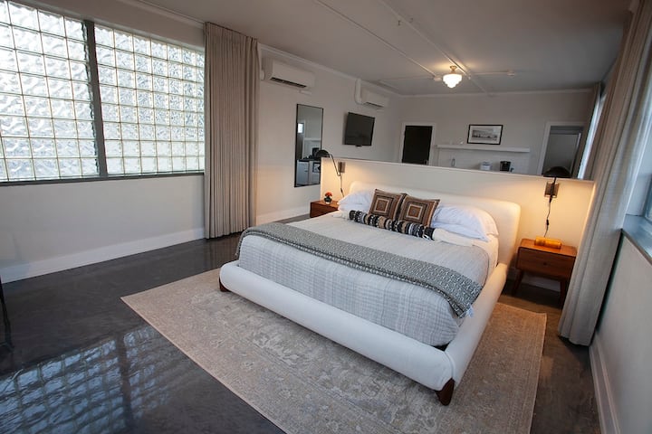 Greyhound Inn Deluxe King Suite - 타일러
