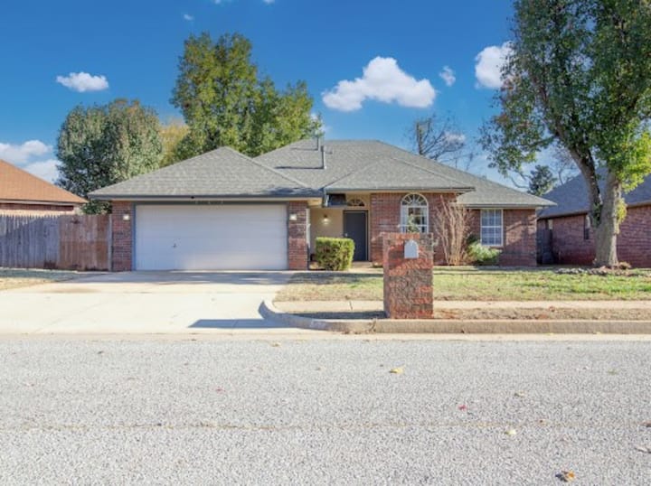 Lovely Central Edmond Home - United States
